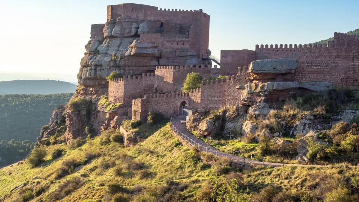 El castillo rojo de Peracense, joya arquitectónica de Aragón ...
