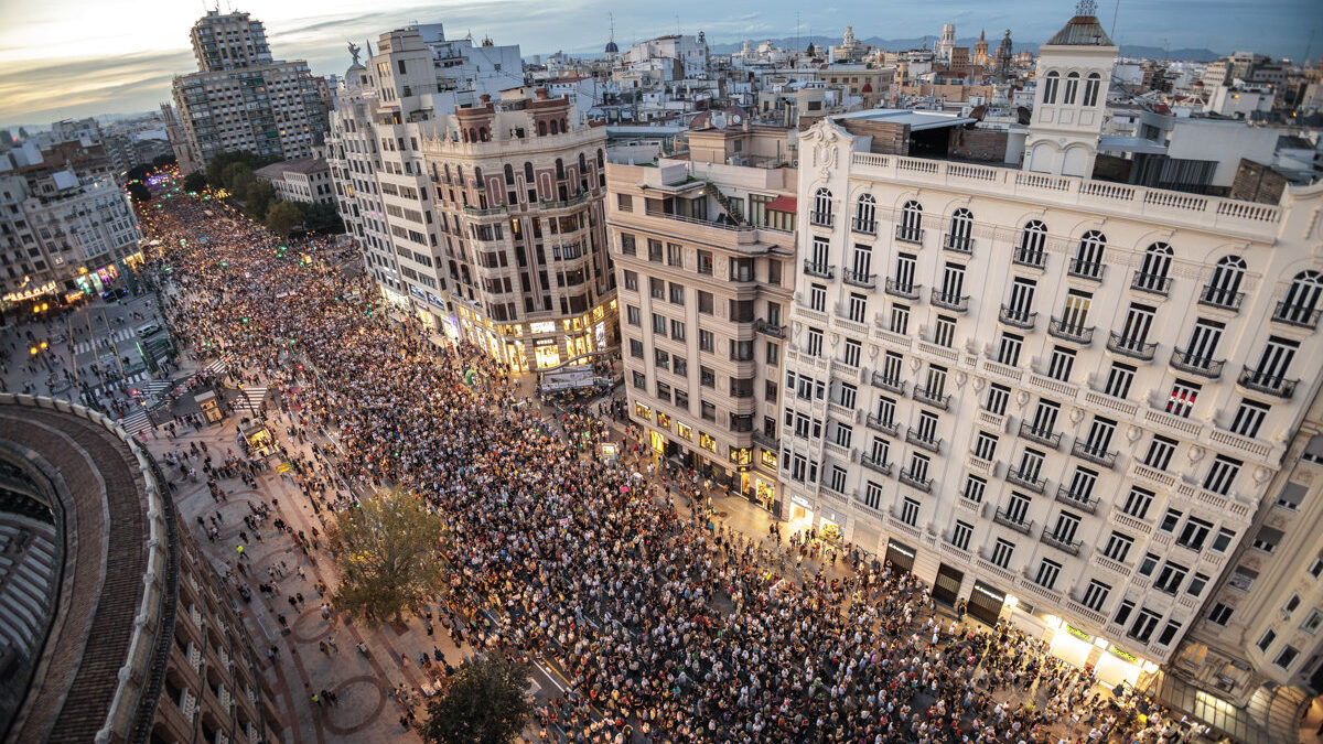 Miles protestan en València y exigen dimisión de Mazón - CONGRESODIARIO